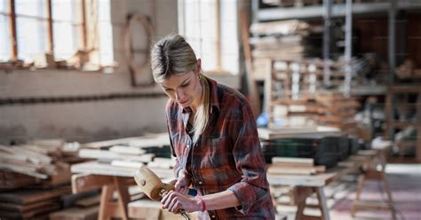 목공 작업장에서 실내에서 제품을 작업하는 여성 목수의 초상화 사진 Unsplash의 목수 이미지