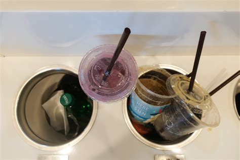 더쿠 잠깐 앉았다 들고 갈 건데 왜 일회용 컵 안 됩니까”카페는 ‘컵 전쟁 중