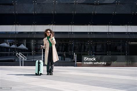 여행 가방을 들고 현대 공항에서 비행기로 여행하는 야외를 걷는 아프리카 여성 공항에 대한 스톡 사진 및 기타 이미지 공항 내리기 떠남 Istock