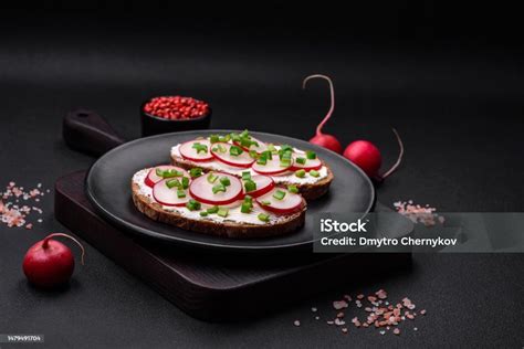 크림 치즈 무와 파를 곁들인 맛있는 샌드위치 또는 브루스케타 0명에 대한 스톡 사진 및 기타 이미지 0명 건강한 식생활 날것 Istock