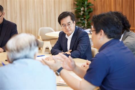 글로벌경제신문 김동연의 약속이주노동자 지원정책‘ 마련 위한 긴급 대책회의 언론에 비친 센터 경기도이민사회통합지원센터