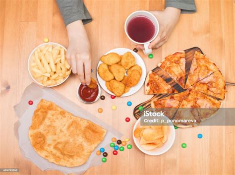 패스트 푸드 정크 푸드 개념입니다 십 대 소년 너 겟 피자 칩과 다른 패스트 푸드를 먹는 아이에 대한 스톡 사진 및 기타 이미지 Istock