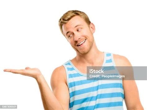 스튜디오에서 혼자 서서 승진을 보여주는 잘 생긴 젊은 남자의 샷 25 29세에 대한 스톡 사진 및 기타 이미지 25 29세 30 39세 개성 개념 Istock