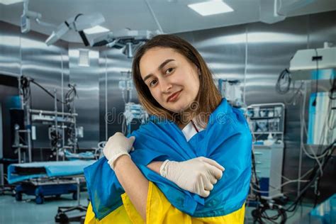 Bella Cirujana O Enfermera En La Bandera Ucraniana Durante La Guerra Con Rusia Foto De Archivo