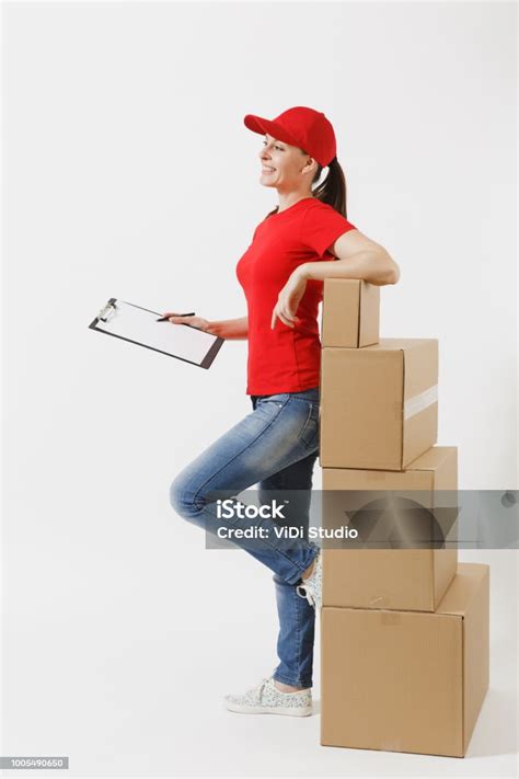 빨간 모자에 배달 여자의 전체 길이 T셔츠는 흰색 배경에 고립 여성 택배 종이 문서 빈 골 판지 상자에 빈 빈 시트와 클립보드를 들고 수신 패키지입니다 가냘픈에 대한 스톡
