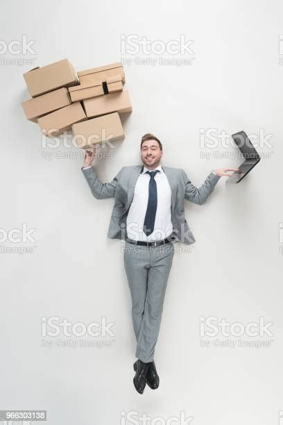 골 판지 상자를 들고와 회색에 고립 된 노트북을 사용 하 여 실업의 오버 헤드 보기 경영자에 대한 스톡 사진 및 기타 이미지 경영자 기업 비즈니스 남성 Istock