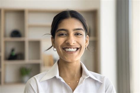 Video Di Una Ragazza Indiana Allegra Testa Di Una Ragazza Chiamata Ritratto Immagine Stock