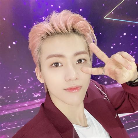 Эти парни айдолы очаруют вас благодаря своим большим глазам K Pop