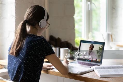 학생 소녀는 아프리카 교사와 함께 온라인 수업에 참여합니다 건강관리와 의술에 대한 스톡 사진 및 기타 이미지 건강관리와 의술 만들기 여자 Istock
