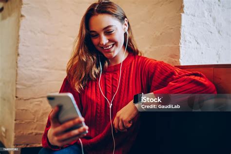 Wifi 연결에 만족 하는 스마트폰에 친구와 비디오 대화 중 웃고 쾌활 한 힙스터 소녀 카페에서 전화로 영화 시리즈를 시청 하는