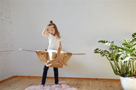 골판지 비행기를 가지고 노는 작은 몽상가 소녀 어린 시절 판타지 상상력 개념에 대한 스톡 사진 및 기타 이미지 개념 과학 놀기 Istock