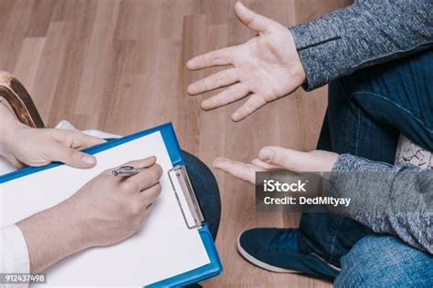 심리학자 컨설팅 개념입니다 남성 환자의 심리 치료 세션 또는 변호사 진단 정신 건강 의사 상담 건강관리와 의술에 대한 스톡 사진 및 기타 이미지 Istock