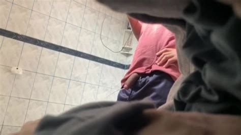 Hung Guy Pissing Video 3 日本語で