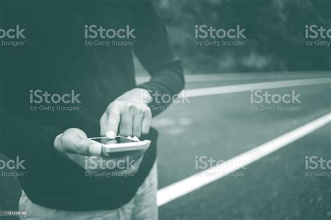 야외 공원 거리 배경에 스마트 폰을 사용하여 남자의 손을 닫습니다 기술 비즈니스 및 여행 휴가 개념의 공간을 복사합니다 빈티지 톤 필터 효과 색상 스타일입니다 거리에 대한