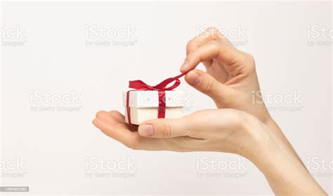 고급 작은 선물 상자를 들고 여성의 손 흰색 배경에 격리 크리스마스와 새해 날 디자인에 적합한 템플릿을 모의합니다 Blessing에 대한 스톡 사진 및 기타 이미지 Istock