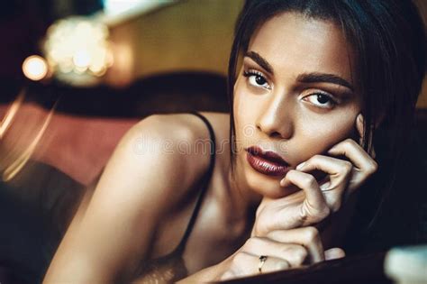 Belle Jeune Femme La Peau Fonc E Posant Sensualy Dans La Lingerie Noire Photoshoot De Mode