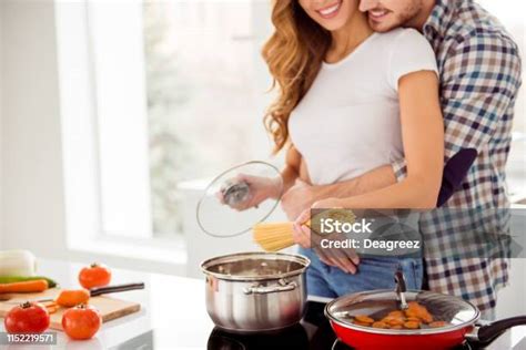 자른 클로즈업 사진 쌍 아름 다운 그를 산만 하 게 하는 그의 사나이 사람 그녀의 여자 그냥 결혼 신혼 여행에 삶은 수프 요리 레시피 본딩 아파트 평면 밝은 주방 룸 실내