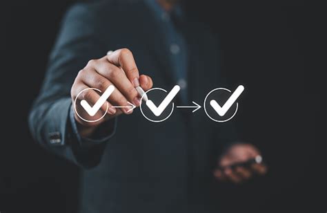 사업가는 프로젝트 개발 관리 및 추적 개념을 위해 작업 작업을 점진적으로 상기시키기 위해 점진적 로딩 상태의 체크리스트에서