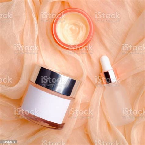 복숭아 색 원단에 보습제 크림과 바디 로션이 있는 화장품 항아리 플랫 레이 상단 보기 뷰티 제품 포장 디자인 메이크업 화장품에 대한 스톡 사진 및 기타 이미지 Istock