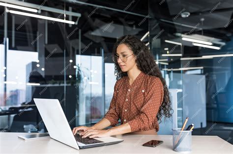 Premium Photo Beautiful Indian Woman Programmer Web Developer Focused