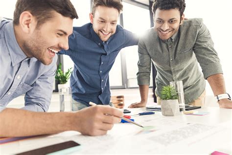 테이블에 기대어 함께 프로젝트에서 일하는 세 젊은 사업가 비즈니스 팀워크 개념 2명에 대한 스톡 사진 및 기타 이미지 2명