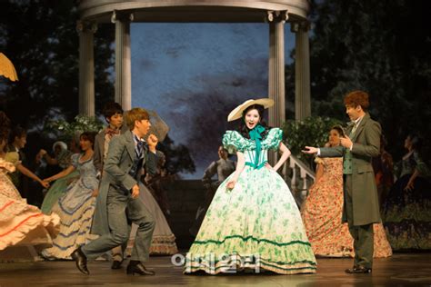 뮤지컬 바람과 함께 일부 장면 수정한다