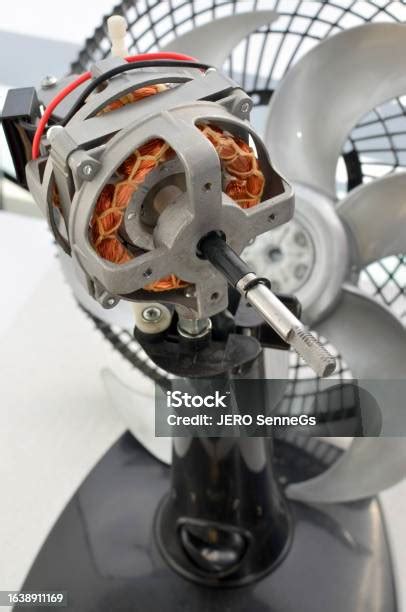 유지 보수 및 부품 교체의 개념을 나타내는 가정용 테이블 팬 모터의 세부 사항 손상된 부품을 교체해야 할 필요성에 대한 개념입니다 공연에 대한 스톡 사진 및 기타 이미지