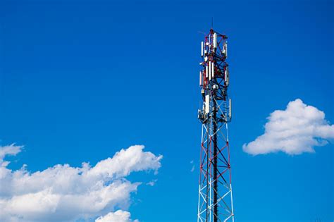 4g 및 5g 셀룰러의 통신 타워 매크로 기지국 무선 모듈과 스마트 안테나가 장착된 5g 무선 네트워크 통신 장비가 하늘 배경에