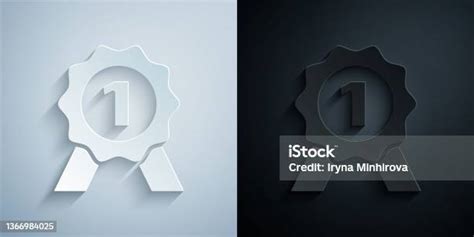 회색과 검은색 배경에 격리된 종이 컷 메달 아이콘 우승자 기호 종이 아트 스타일 벡터 1에 대한 스톡 벡터 아트 및 기타 이미지 1 1위 3위 Istock