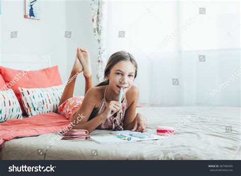 1012 Years Old Pre Teen Girl Foto De Stock Editar Ahora 587466569