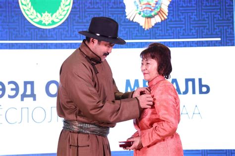 Vip76 Mn Монгол улсын Ерөнхийлөгчийн зарлигаар сар шинийн босгон дээр Булган хангайн зарим