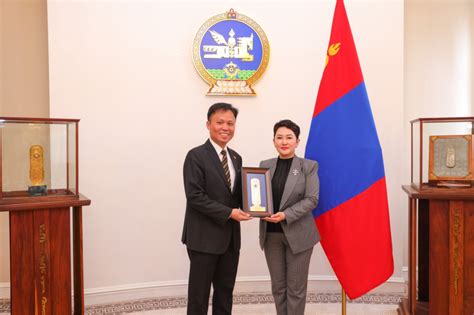 Вьетнам Улсаас Монголд суугаа Элчин сайдад “Алтан гэрэгэ” дурсгав