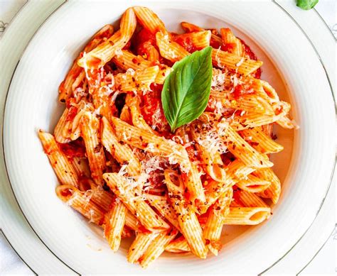 طرز تهیه پاستا گوجه و ریحان خوشمزه ی ایتالیایی با پنیر