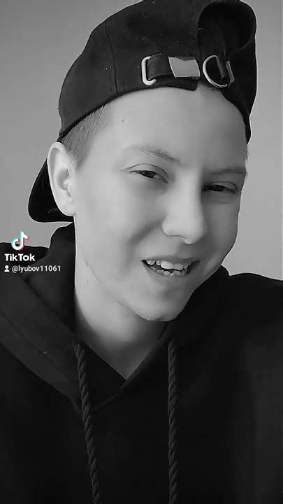 девочка в кепке Youtube