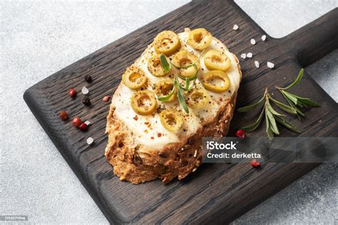 나무 도마에 크림 치즈와 올리브를 곁들인 통곡물 빵 샌드위치 회색 콘크리트 배경 건강한 식생활에 대한 스톡 사진 및 기타 이미지 건강한 식생활 고기 그린 올리브