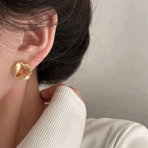 고급 심플 무광 하객 페미닌 삼각형 꼬임 귀걸이 에이블리