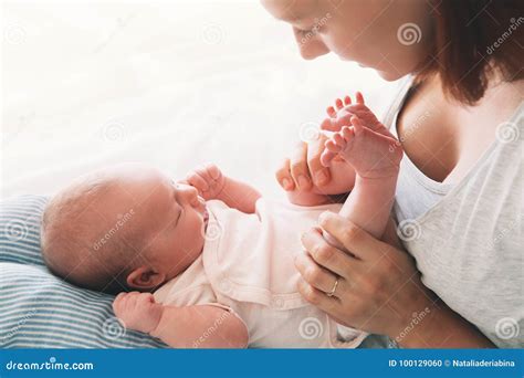 Neonato Di Allattamento Al Seno Della Madre A Casa Fotografia Stock Immagine Di Addormentato