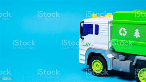 장난감은 장난감 가게를위한 텍스트 장소가있는 파란색 배경 배너에 흰색 몸과 쓰레기 트럭 녹색입니다 어린이 장난감 타자기 0명에 대한 스톡 사진 및 기타 이미지 Istock