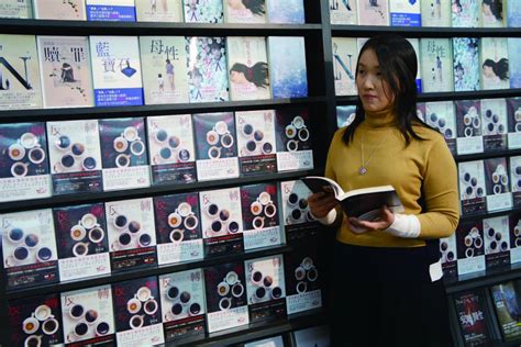 皇冠雜誌 ／人物專訪 X 湊佳苗／ 湊佳苗：成為小說家，是我人生最大的「反轉」 羅曉盈 文