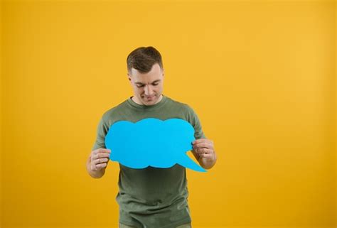 쾌활한 젊은 남성이 가리키고 생생한 노란색 배경에 대한 인용을 위한 빈 공간이 있는 빈 말풍선을 들고 있다 30 34세에 대한 스톡 사진 및 기타 이미지 Istock