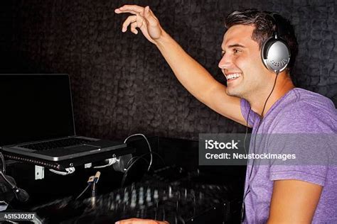 디스크 자키 루킹 한통입니다 음악 재생 중에는 나이트클럽 20 24세에 대한 스톡 사진 및 기타 이미지 20 24세 20 29세 Dj Istock