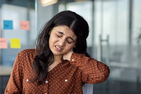 사무실에서 일하는 바쁘고 과로한 여자 사업가는 심한 목 통증 직장인 클로즈업 늦게까지 일 보고서 준비 20 24세에 대한 스톡 사진 및 기타 이미지 Istock