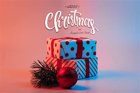 비문 메리 크리스마스와 새 해 복 많이 받으세요 선물 빨간 공 백색 배경에 크리스마스 카드 크리스마스 배경입니다 혼합