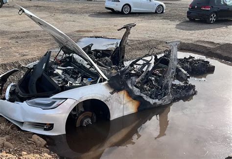 ‘꺼도 다시 붙는 불 테슬라 화재 진압 위해 소방관이 생각한 방법 민중의소리