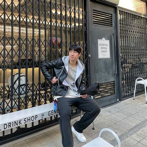 황대헌s Instagram Profile Post 🖤”