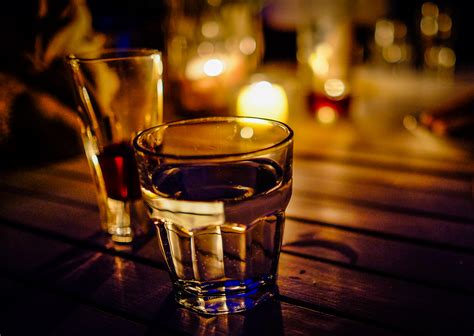 무료 이미지 물 유리 저녁 식품 음주 어둠 조명 맥주 알코올 색깔 친구 공식 만찬 아구아 Wasser