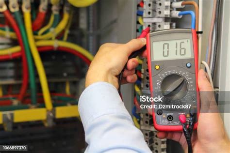 멀티 전기의 미터 손에 전기 퓨즈 상자에서 전압을 확인합니다 기술자에 대한 스톡 사진 및 기타 이미지 기술자 멀티미터 사진 이미지 Istock