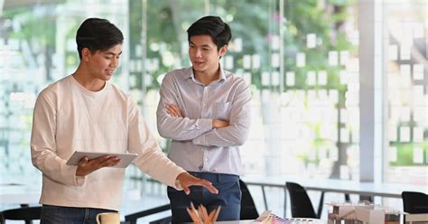 엔지니어 계획 및 아키텍처 작업 그들은 달성 계획 설계 그리기 태블릿과 아키텍처 회의의 팀워크 사진 Unsplash의 태국 이미지