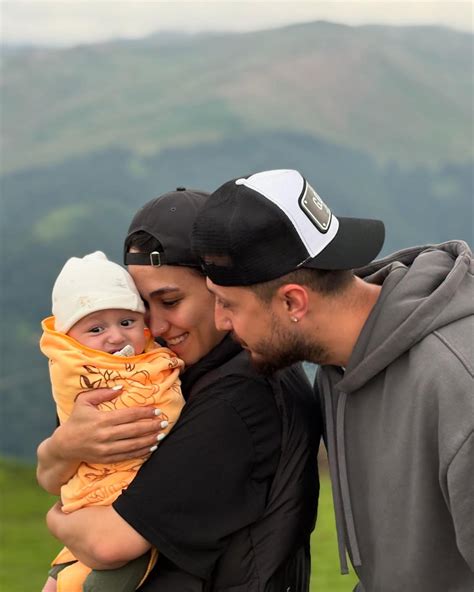 قاب عاشقانه محمدرضا شایع با همسر و فرزندش