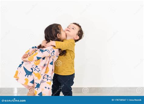 Garotinho E Garota Abra Ando E Beijando Imagem De Stock Imagem De Jogo Beb